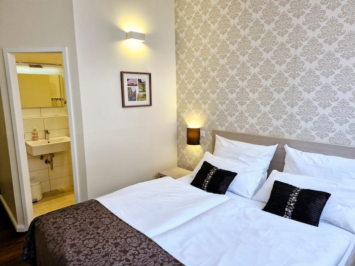 Room With Separate Kitchen Close To City Centre - Stuttgart