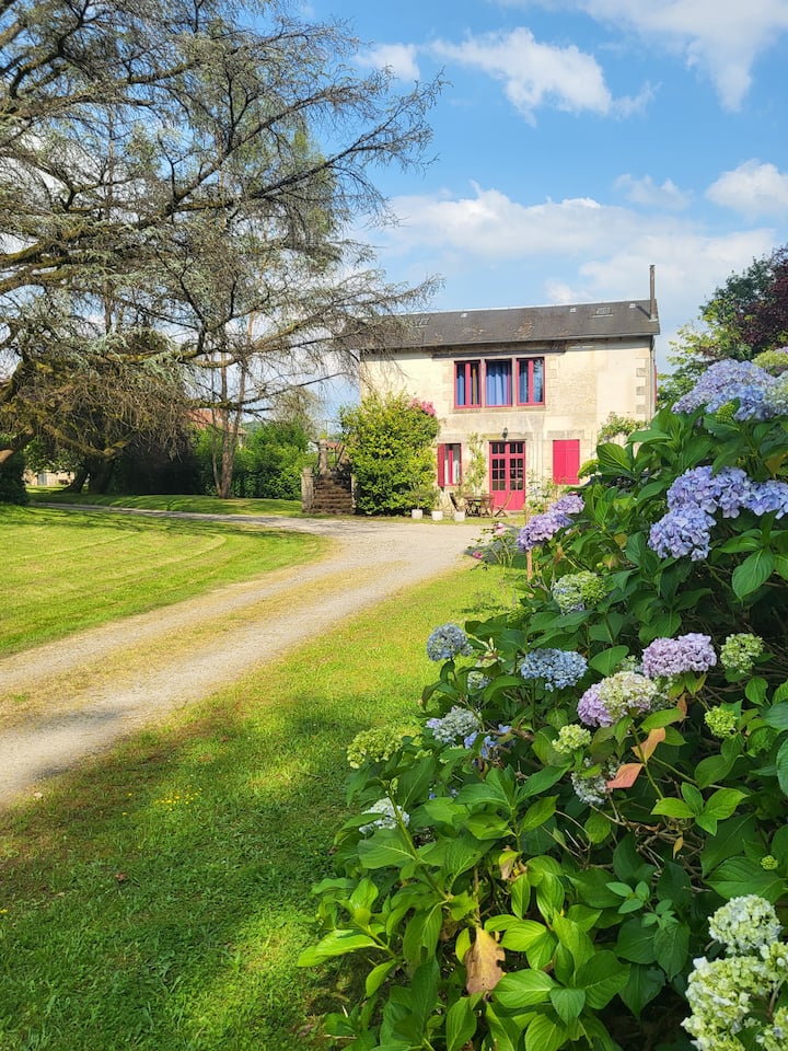 Le Cedre - Cottage In The Grounds Of Chateau - Puy du Fou