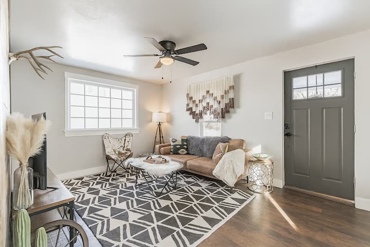 Stylish Downtown Bungalow By Colorado College - Colorado Springs, CO