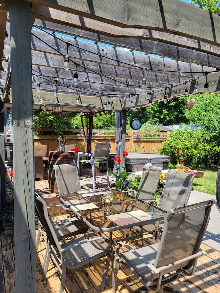 Spacious  Suite W/ Hot Tub & High-speed Wifi - Grimsby