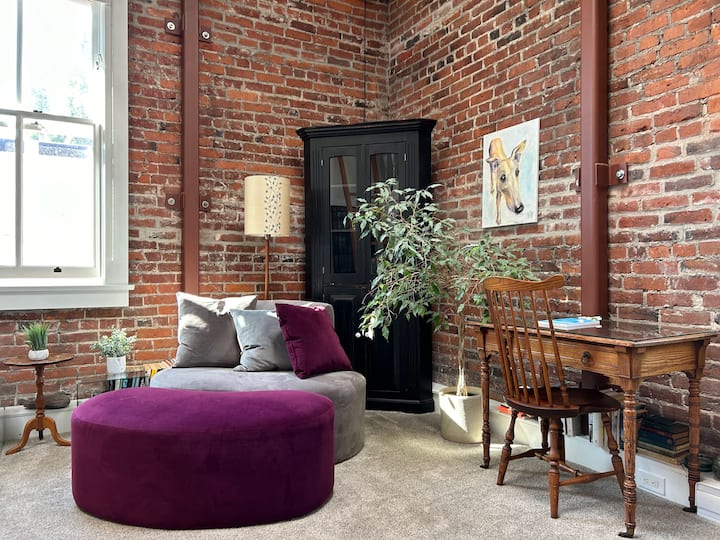 Heritage Loft In Unbeatable Location - Saanich