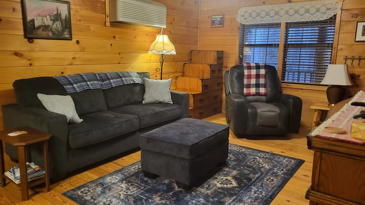 Peaceful Cabin-hottub-short Walk2town-campfire - Helen, GA