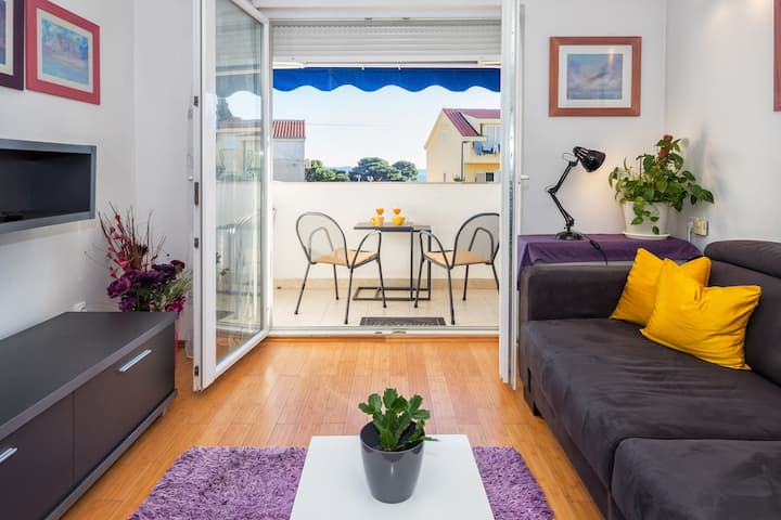 Bright Beach Stay W/balcony | Walk To The Sea - Split