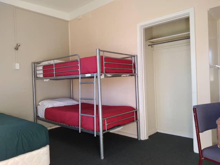 Private Hostel Room (3bed) Shared Bathroom/kitchen - Tūrangi