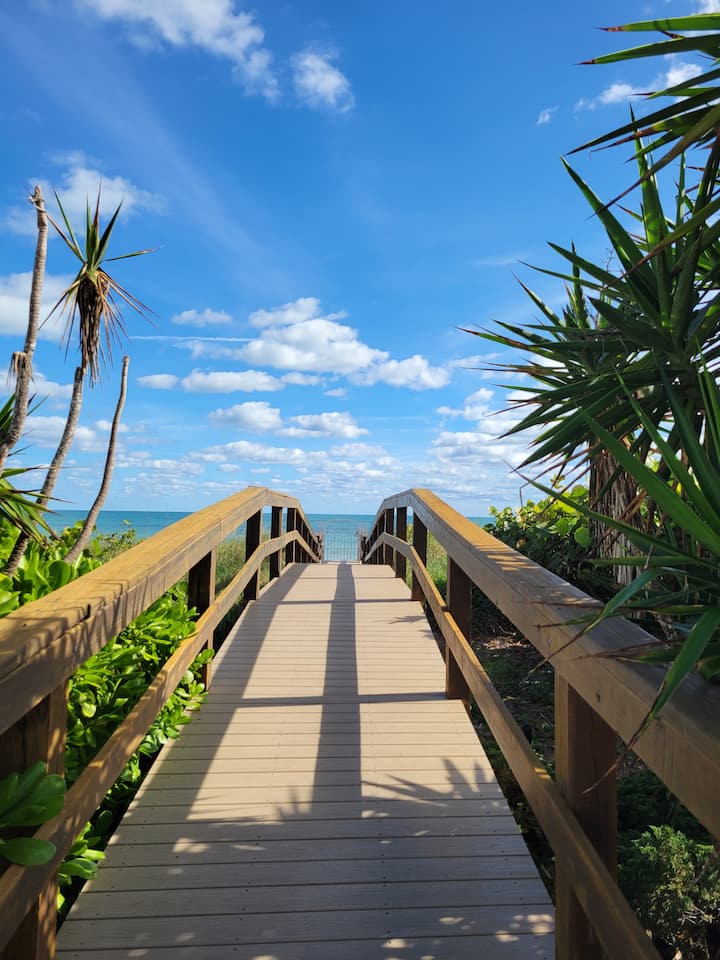 Gables Of Vero Beach - Ocean Front In The Village - Vero Beach, FL