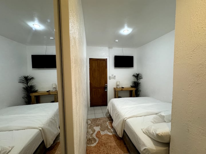Westcoast Beach House (Private Room 2) - Moalboal