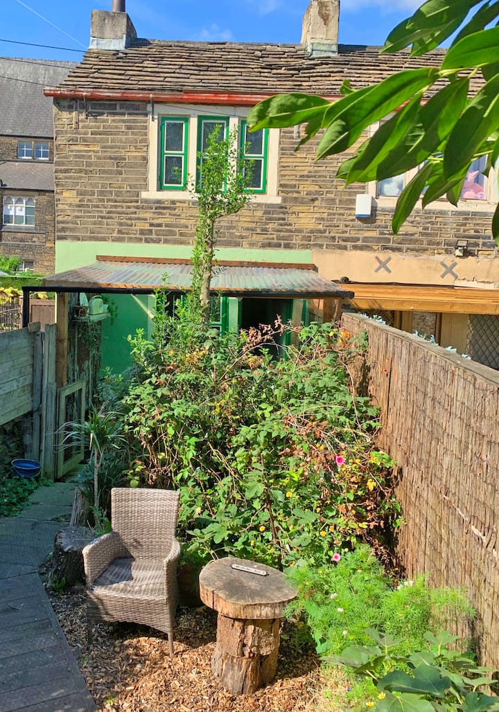 Rustic Urban Hideaway For 1-2 Guests +Dog Friendly - Huddersfield