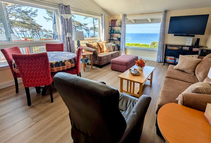 Oceanfront Retreat W/great Views And Beach Access - Newport, OR