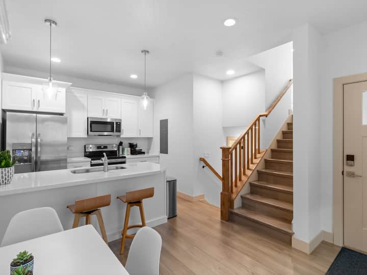 2 Baths! Spotless Private Adu Walk To 9th & 9th - Salt Lake City, UT