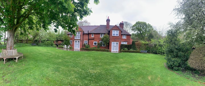 Cottage In Ockham, Surrey - Shere