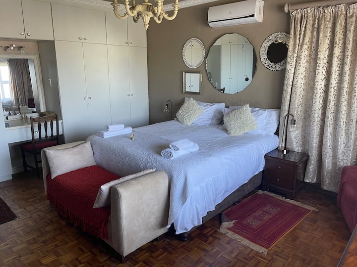 Central Elegant Room With A View - Winston House - Durban