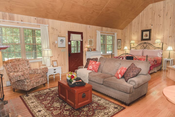 Twinleaf Honeymoon Cottage At Autumn Ridge - Virginia Safari Park, Natural Bridge