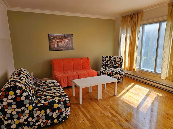 Nice And Spacious Ready Home + Free Parking - Dorval