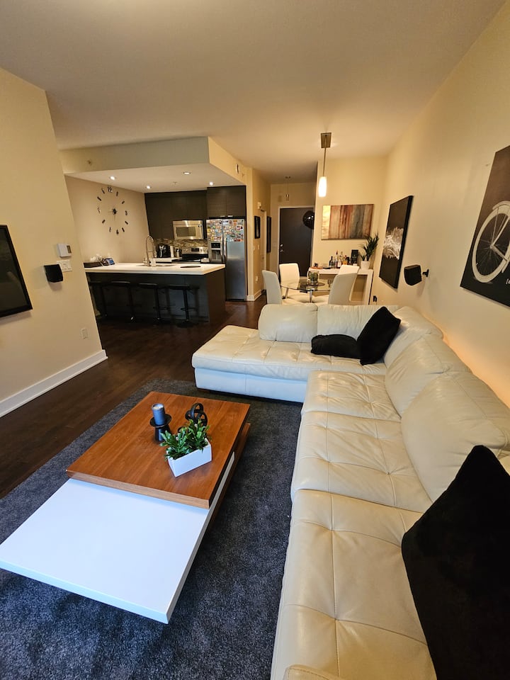 2 Bedroom Condo - Parking / Pool / Jacuzzi / Sauna - Dorval
