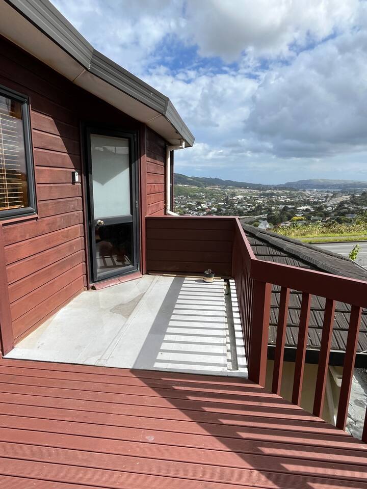 Spacious Tawa,  With A View - 4 Bedrooms - Pets Ok - 