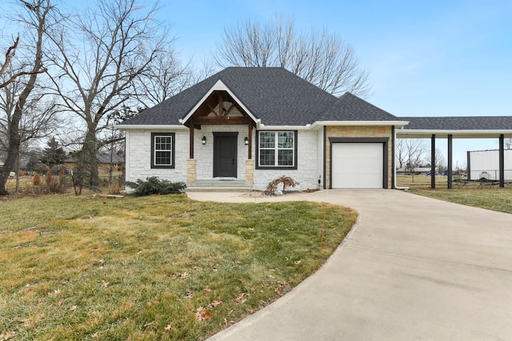 Luxury Guest House Retreat - Overland Park, KS