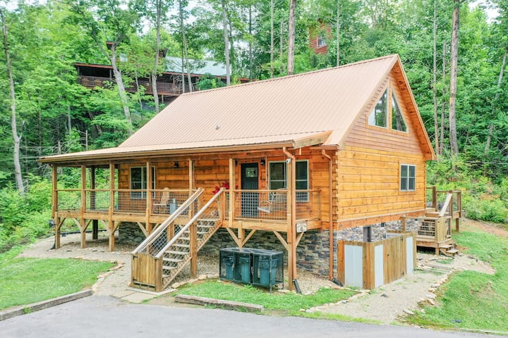 True Log Cabin, Hot Tub, Fire Pit, Near Downtown