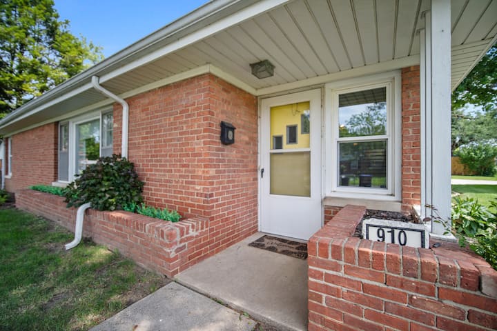 Mid-century Ranch In East Bloomington - Bloomington, IL