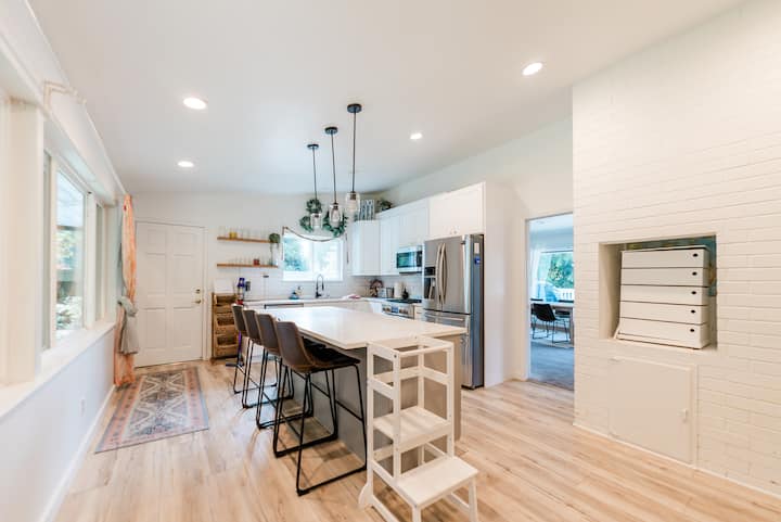 Spacious Kirkland Work-ready Home-2 Office + 4 Bed - Kirkland, WA