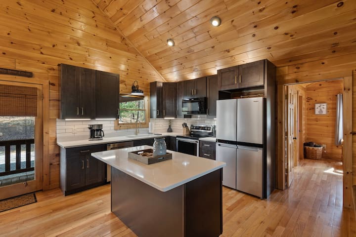 Summer Cabin Fun! King Suite, Fire Pit, Hot Tub - Blue Ridge, GA