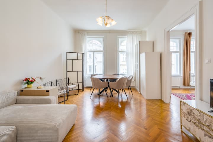 Bright Old Town Apartment With Two Bedrooms - Prague
