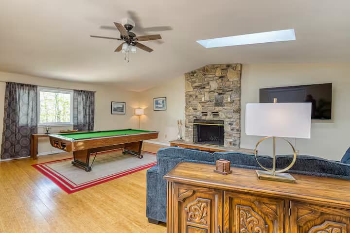 Avery Acres - Centrally Located W/ Pool Table - Baileys Harbor, WI