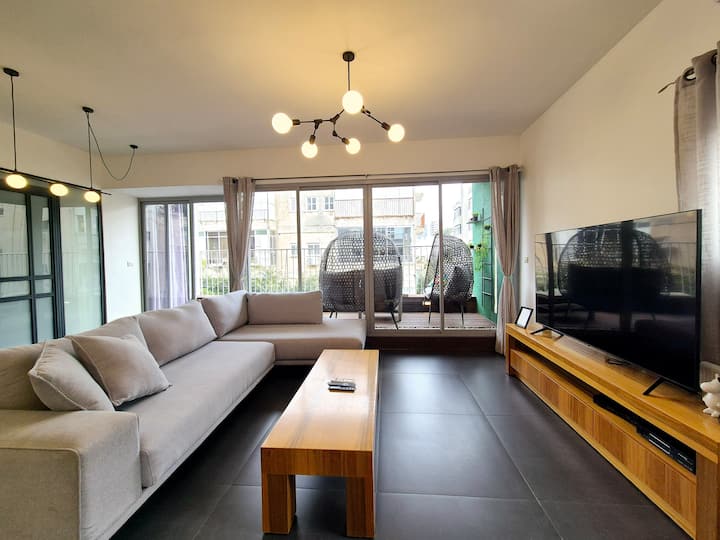 2.5 Bedrooms & Balcony! 2 Bathrooms! Hot Located! - Tel Aviv-Yafo