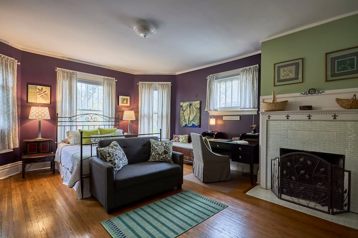 Huge Room In Stunning Victorian Across From Nu - Evanston, IL