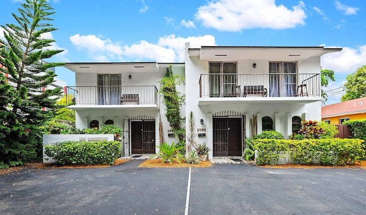 Great Duplex:2 Houses. Grove Central. 5mi To Beach - Miami, FL