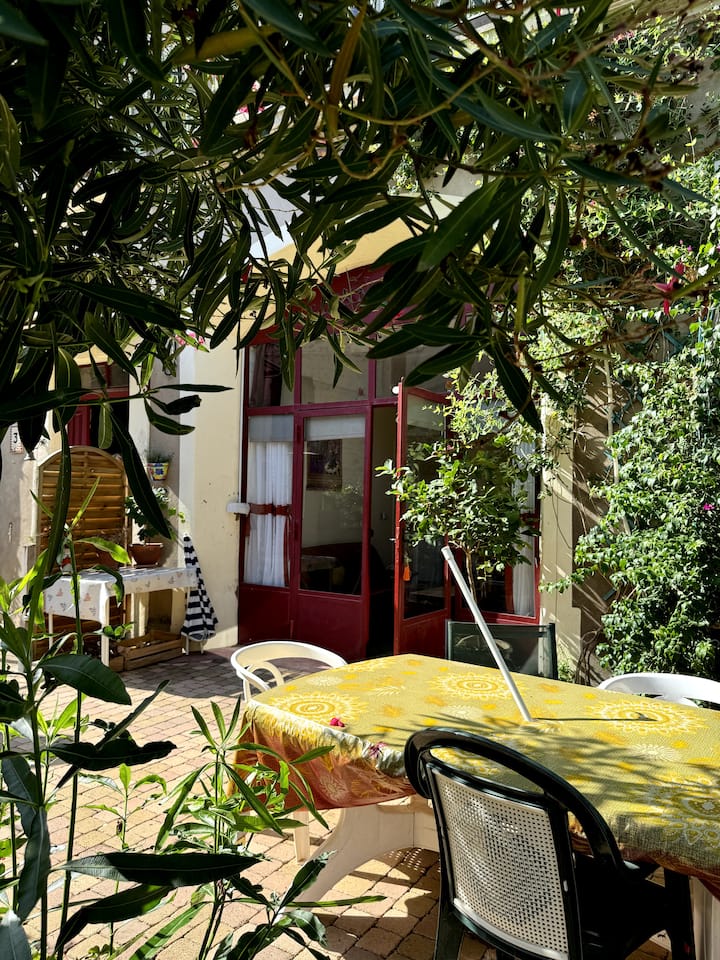 Hérault T2 Avec Cour Arborée Privative Près De Mer - Pézenas