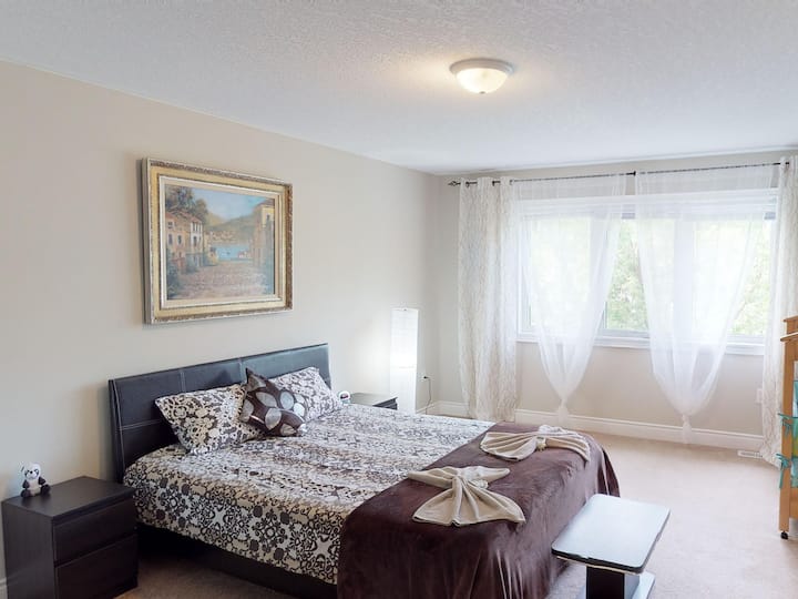 Family Friendly 6bdrm 6 Bath Home With A Backyard. - Ontario