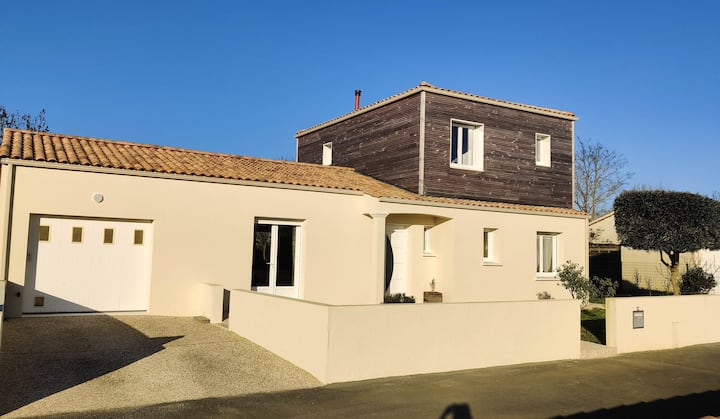 Maison Moderne Avec Jardin Et Terrain De Tennis - Luçon