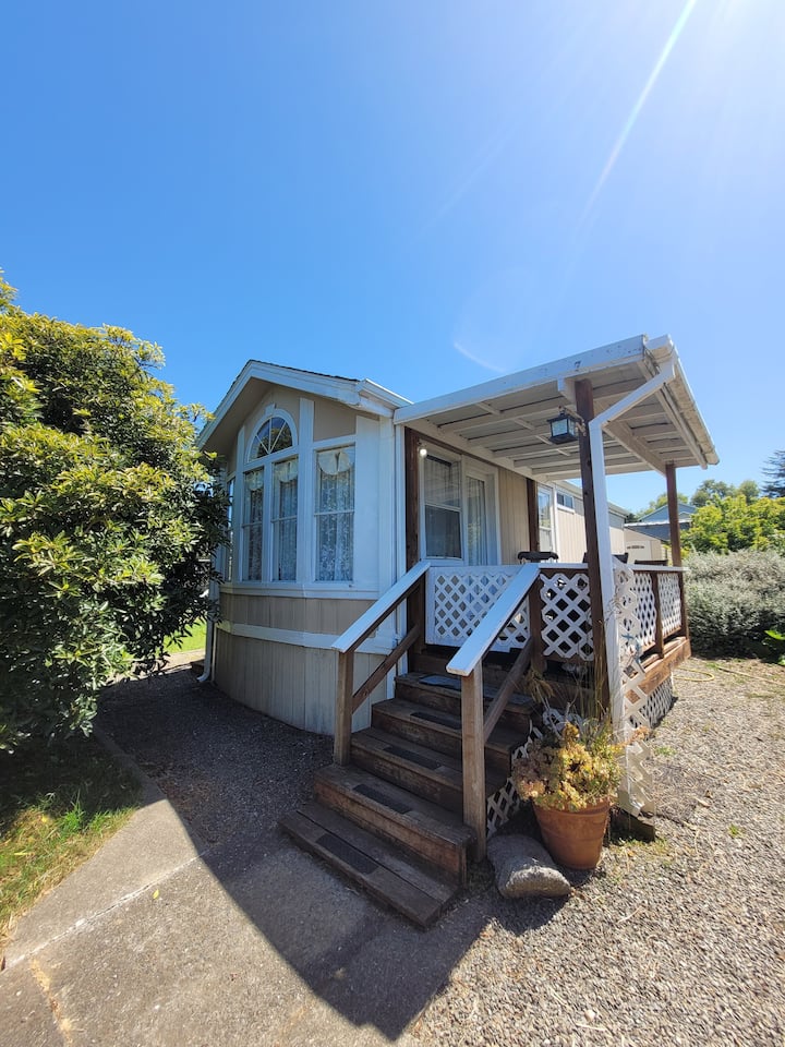 Charming Ocean View Cottage - McKinleyville, CA