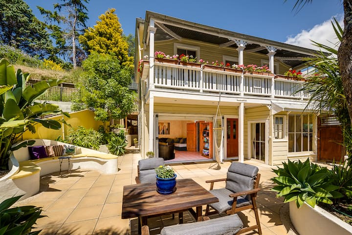 Delightful Botanical Garden Villa - Napier, New Zealand