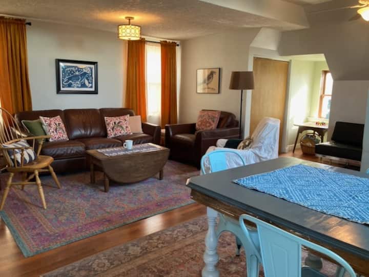 Spacious Bird's Nest - Clean & Relaxed, Logan Sq. - Chicago