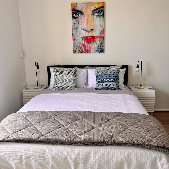 Renovated Studio With Balcony & Bay Views - St Kilda