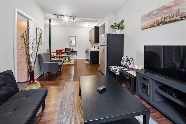 The Wrigley Retreat - New Unit Sleeps 1-4 People - Edgewater Beach - Chicago