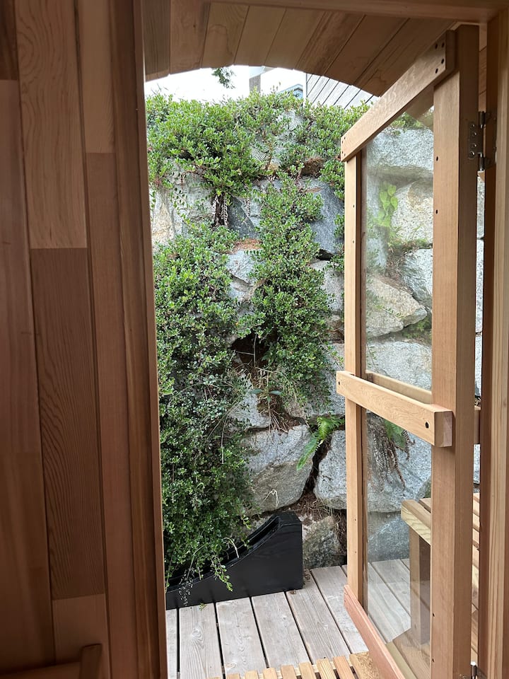 Bright, Stylish Suite, Marina View & Sauna! - Gibsons