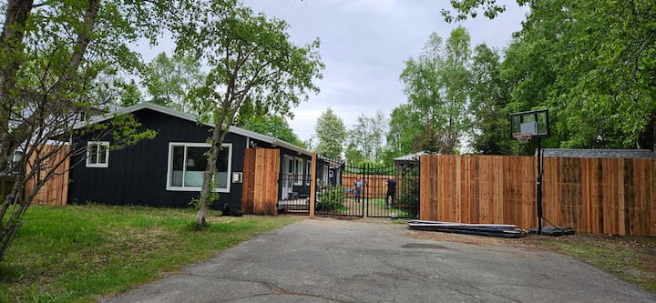 Anc Adventure Basecamp-remodeled W/private Yard - Anchorage, AK
