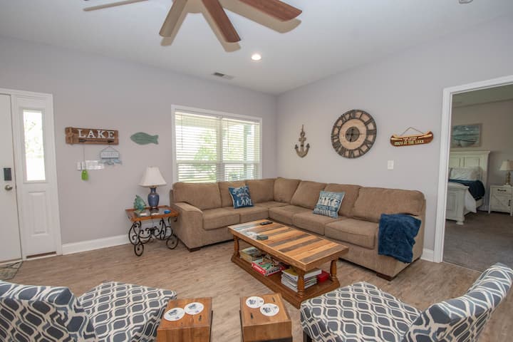 Lake Martin Cutie. Sandy Beach, Kayaks, Amenities. - Lake Martin, AL