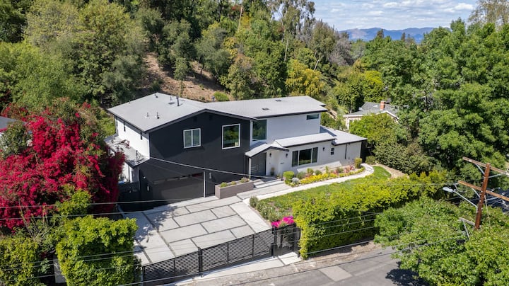 Tarzana Large Home - Topanga, CA