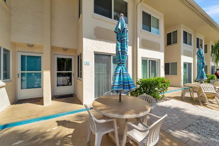 Super Clean | Private Beach |Amenities | Location - Siesta Key, FL