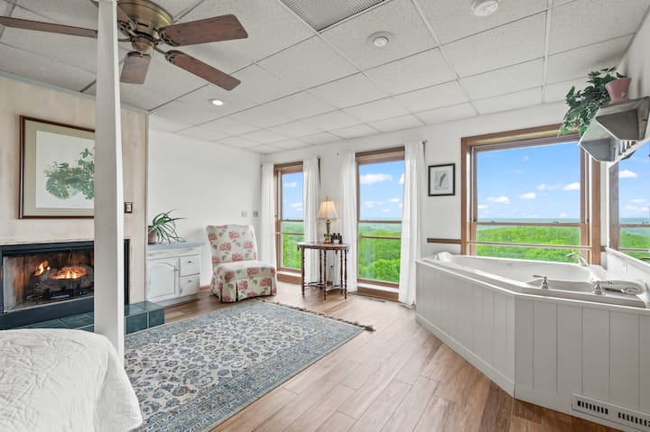 Treetop Honeymoon Suite At Treetop Retreat - Nashville, IN