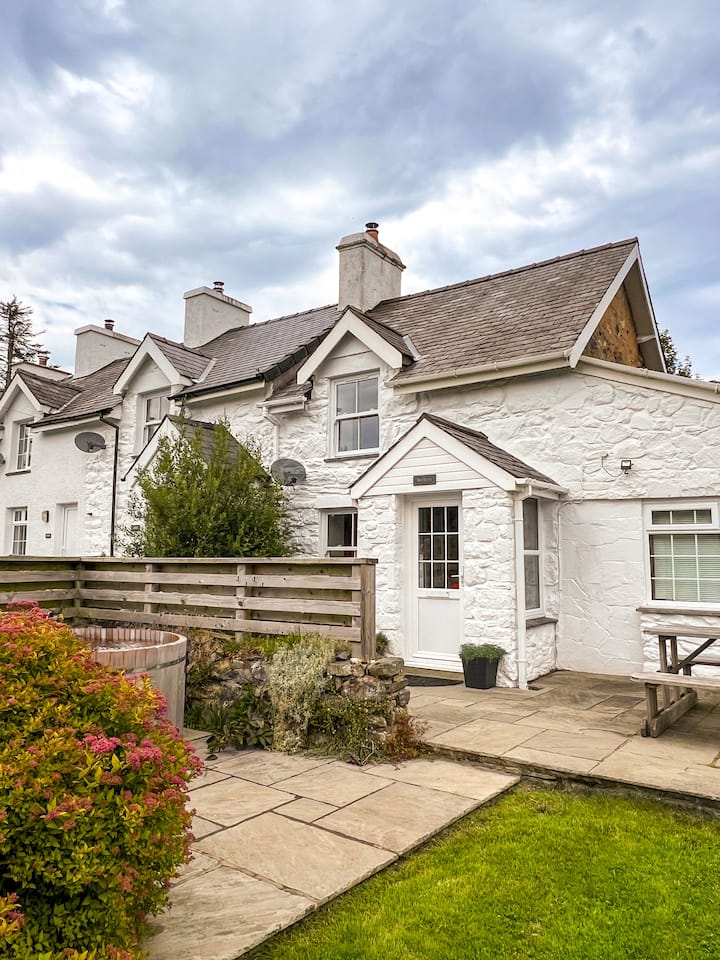 Fabulous Hot Tub Cottage With Snowdon Views! - Penrhyndeudraeth