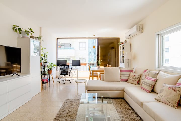 Large Sunny + Quiet Apartment By The Sea - Tel Aviv-Yafo