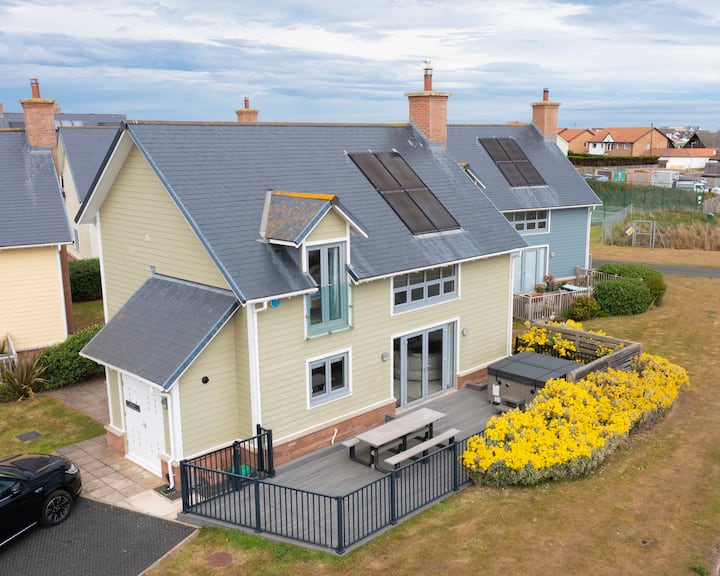 Do Water Sports From A Modern Beach House With A Hot Tub - Beadnell
