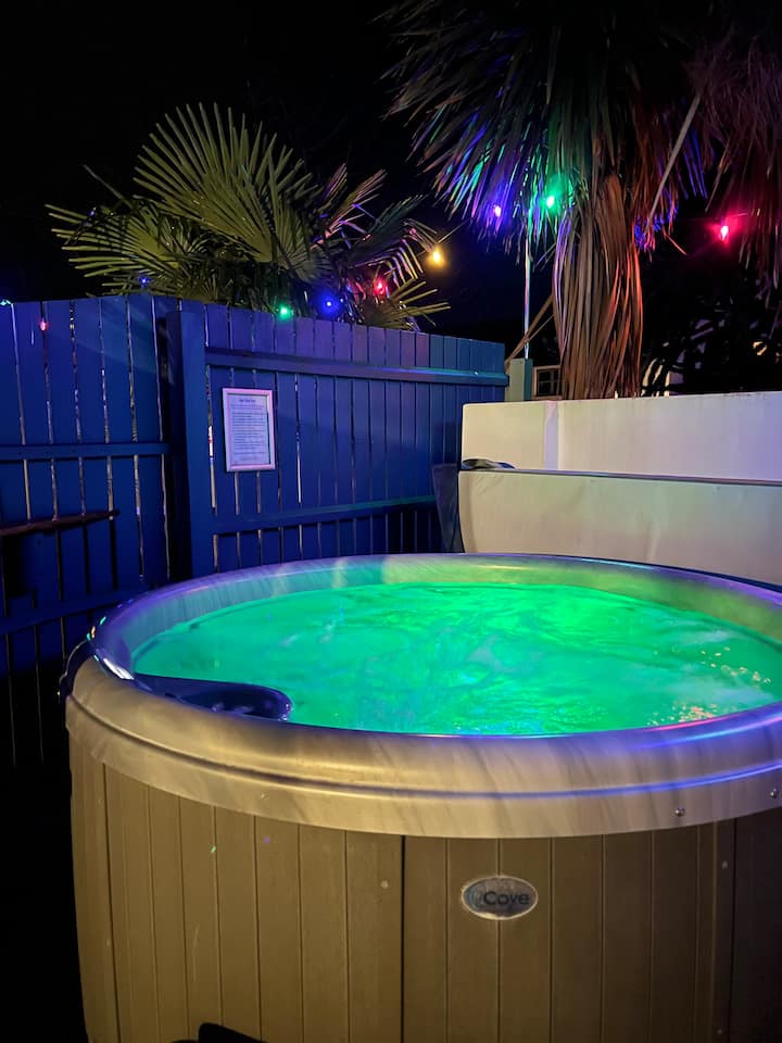 Poolside: Private Hot Tub | Seasonal Shared Pool - Norwich