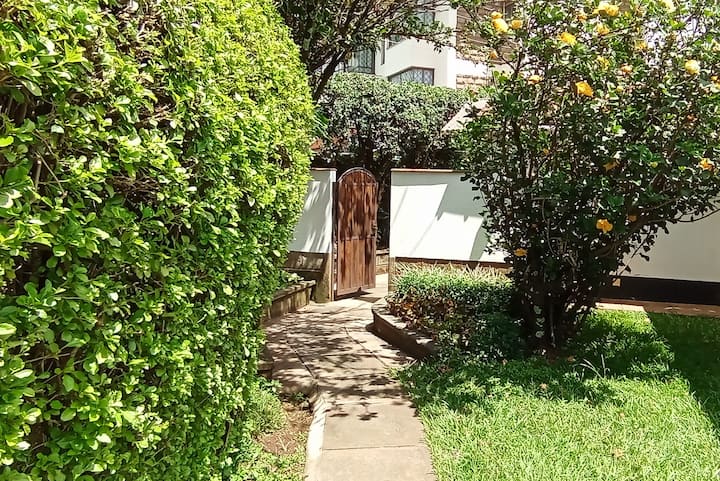 Cozy Serviced Cottage Apartment With Private Yard - Nairobi