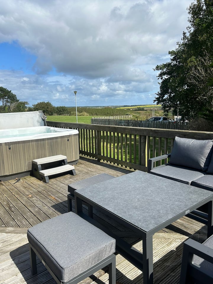 Kamileon Lodge - With Hot Tub (& Wifi) - Constantine Bay