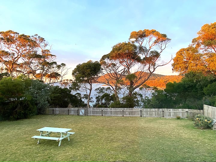 Bicheno Beach Bungalow: Beautiful Waterfront Pad! - Bicheno